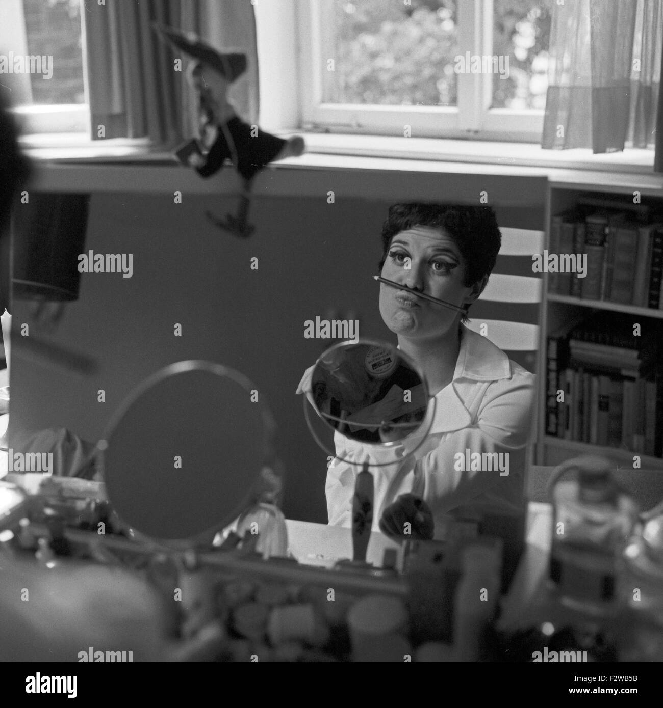 Das Model Petra posiert für die Fernsehzeitschrift HörZu, Deutschland ...