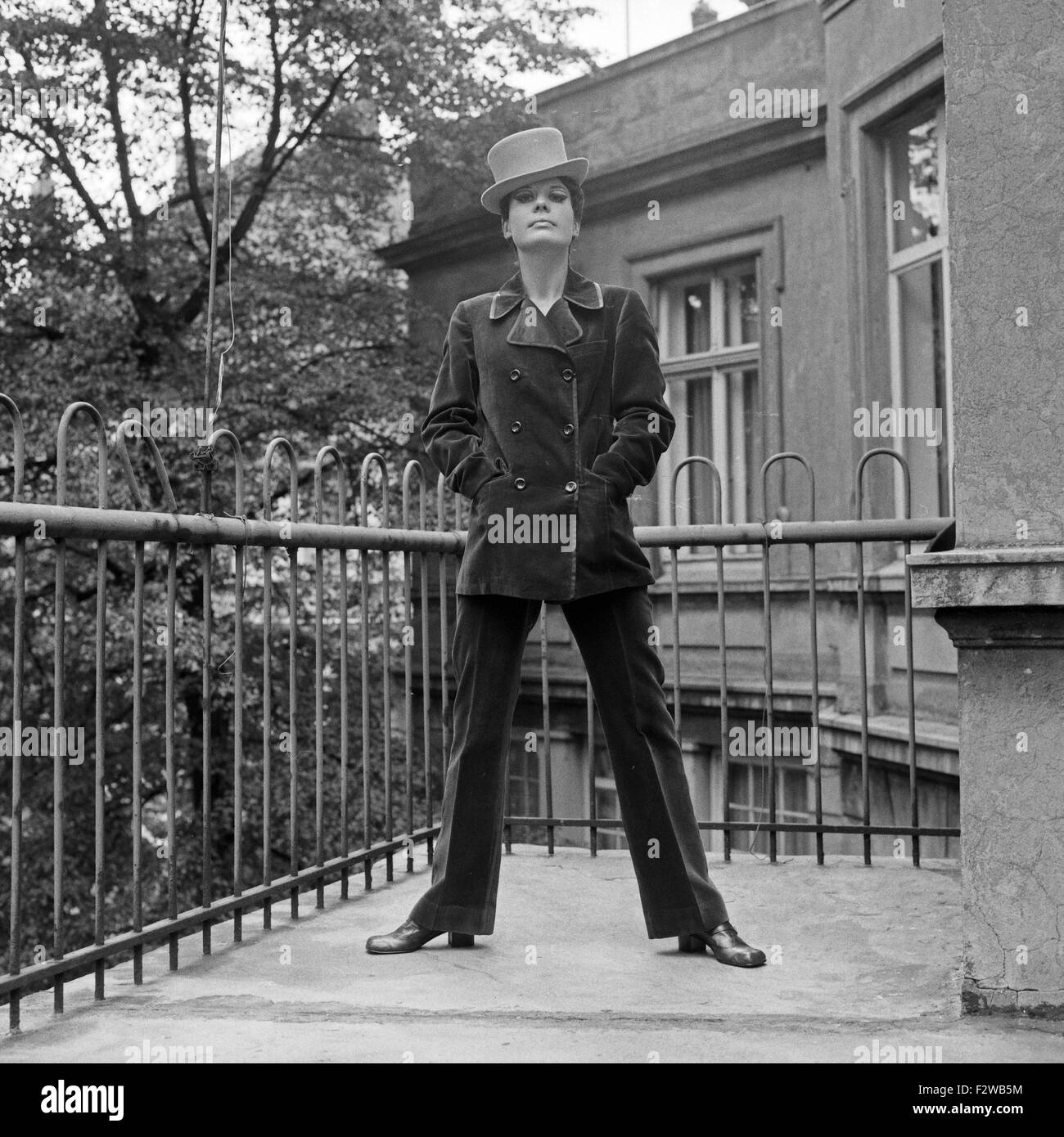 Das Model Petra posiert für die Fernsehzeitschrift HörZu, Deutschland ...