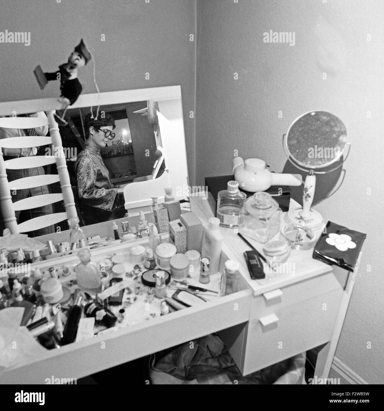 Das Model Petra posiert für die Fernsehzeitschrift HörZu, Deutschland ...