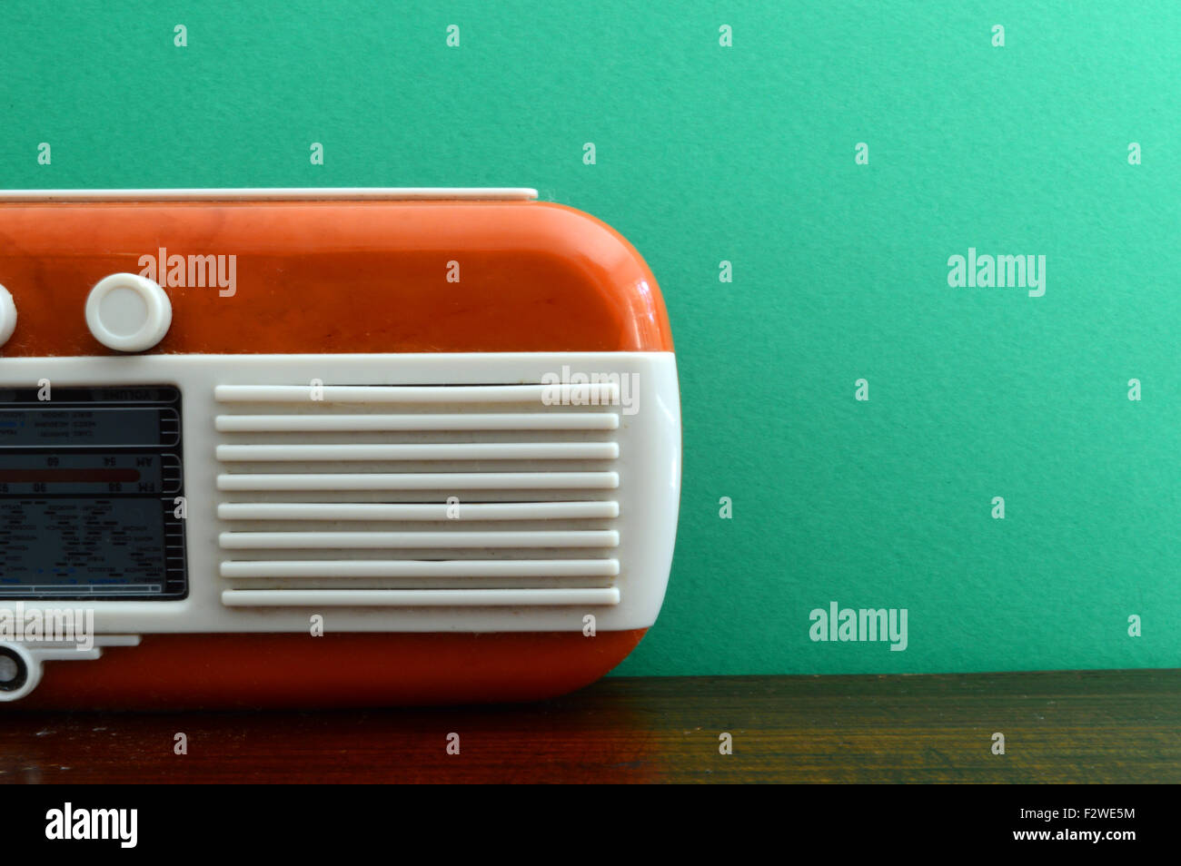 Listen radio vintage hi-res stock photography and images - Alamy