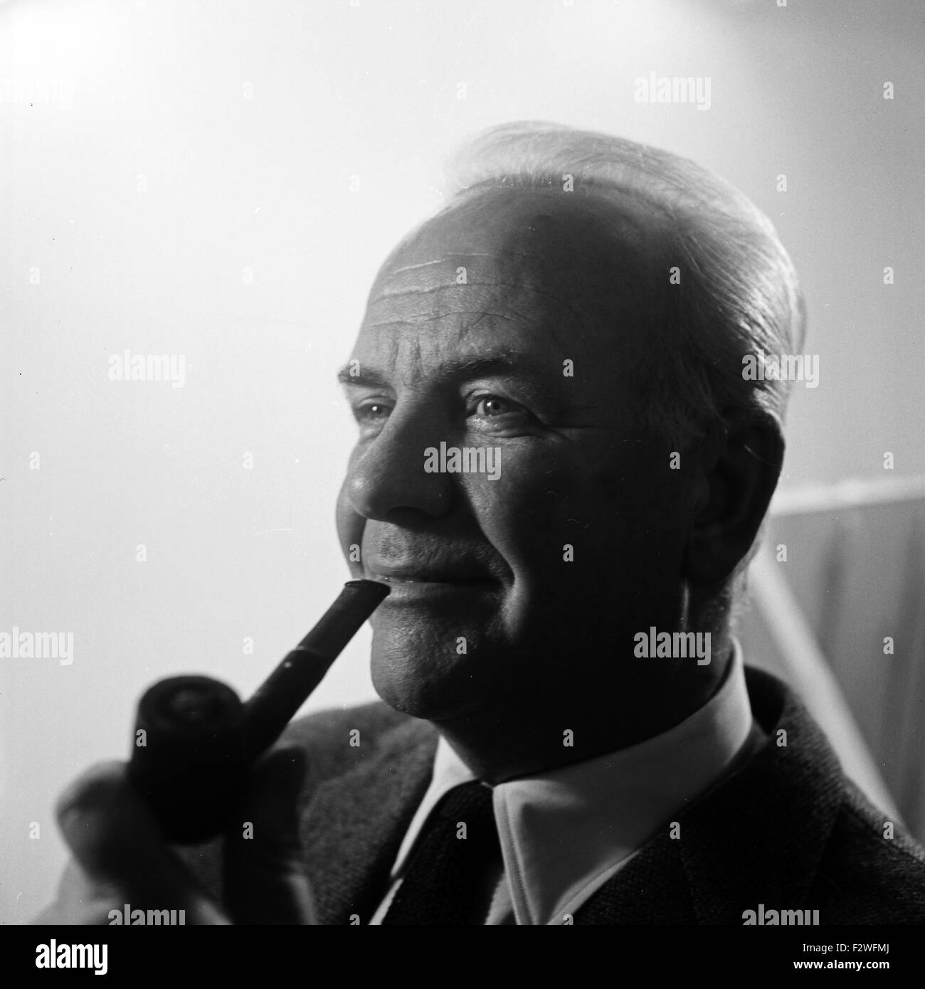 Der Pfeifenraucher Schultz-Brummer, Deutschland 1960er Jahre. Pipe ...