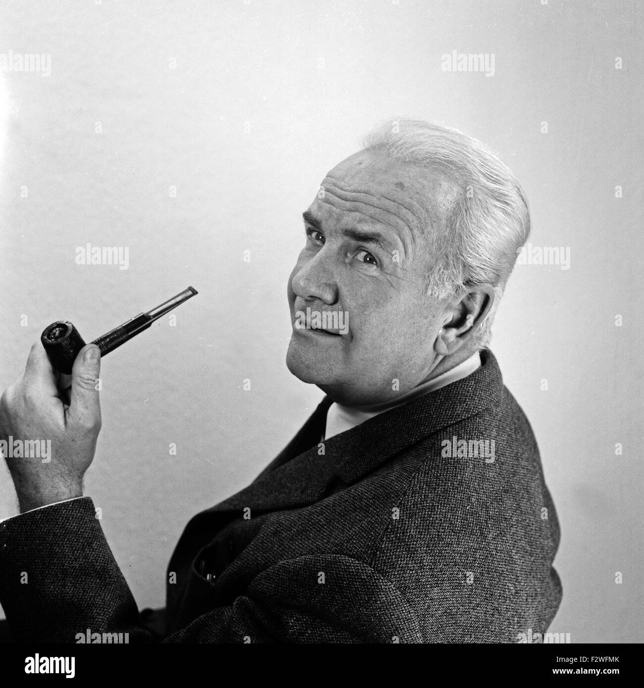 Der Pfeifenraucher Schultz-Brummer, Deutschland 1960er Jahre. Pipe ...
