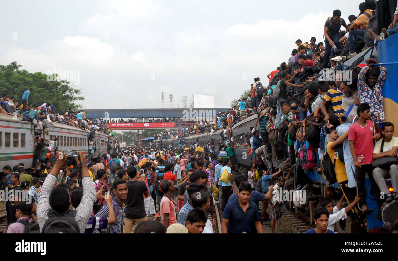 Dhaka, Bangladesh. 23rd Sep, 2015. Homebound people climb on the ...