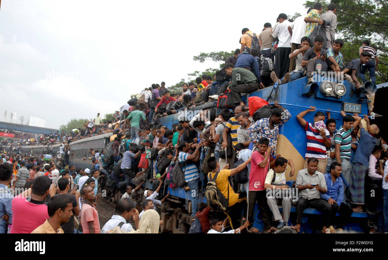 Dhaka, Bangladesh. 23rd Sep, 2015. Homebound people climb on the ...