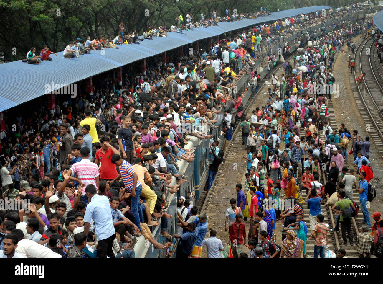 Dhaka, Bangladesh. 23rd Sep, 2015. Homebound people climb on the ...