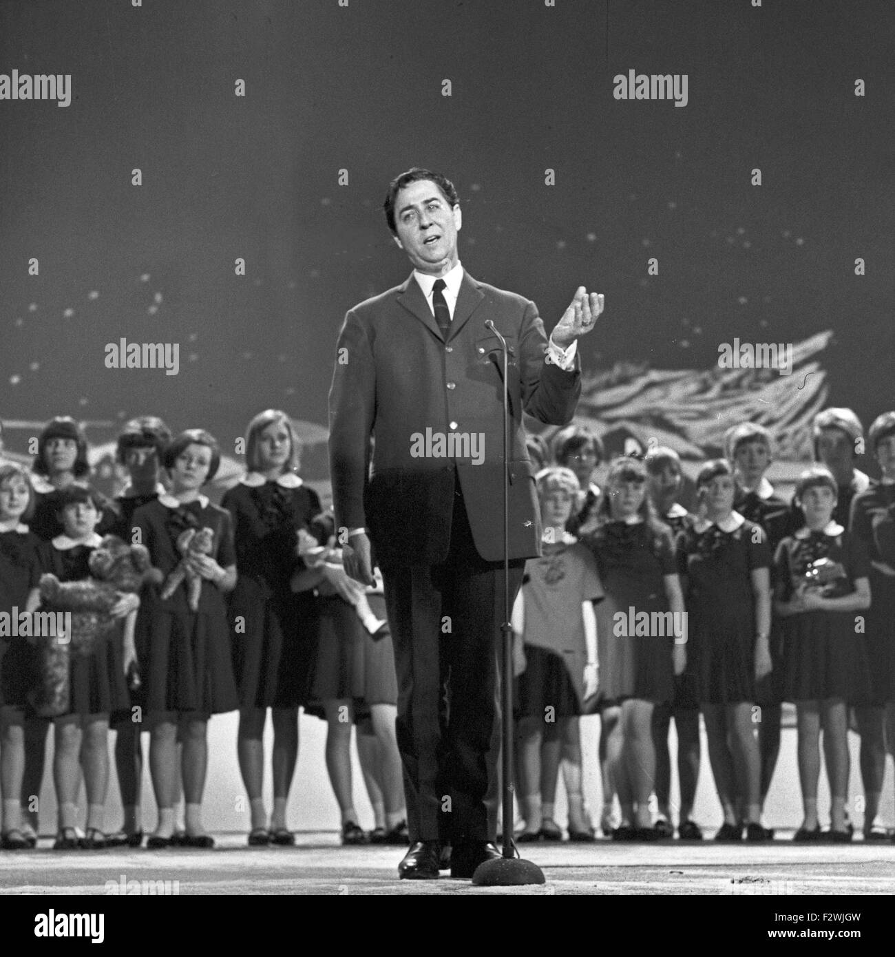 Der Schweizer Sänger Vico Torriani singt mit einem Kinderchor ...