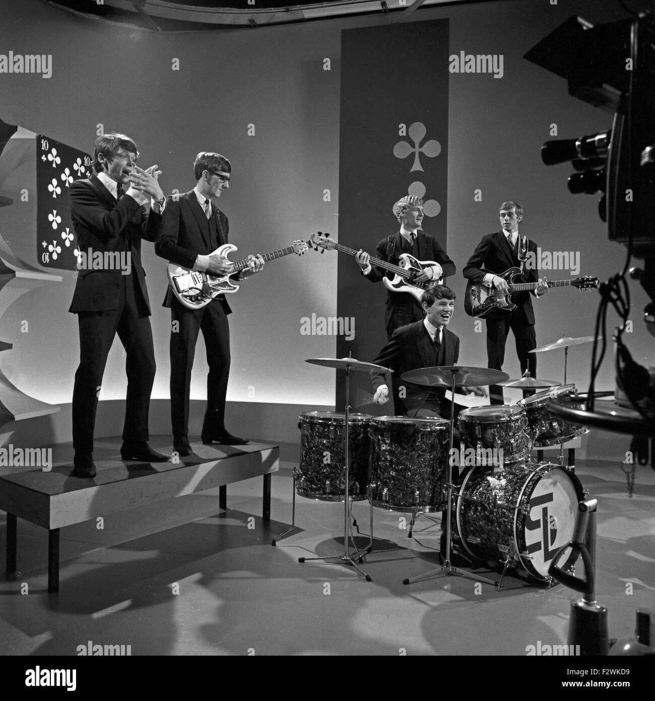 Eine Beatband bei ihrem Auftritt im Studio, Deutschland 1960er Jahre. A ...