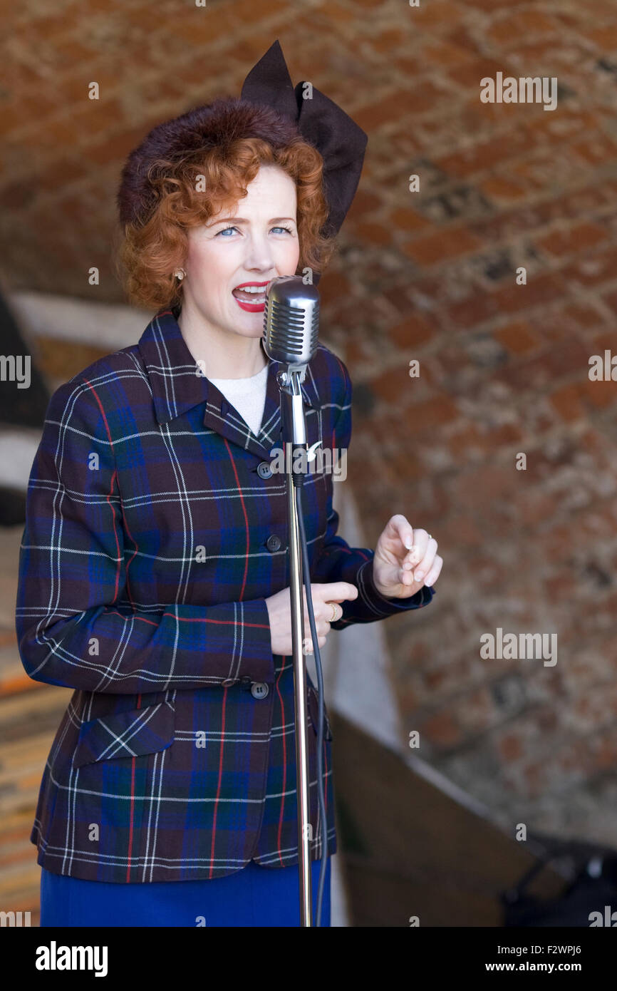 1940s girl singing hi-res stock photography and images - Alamy