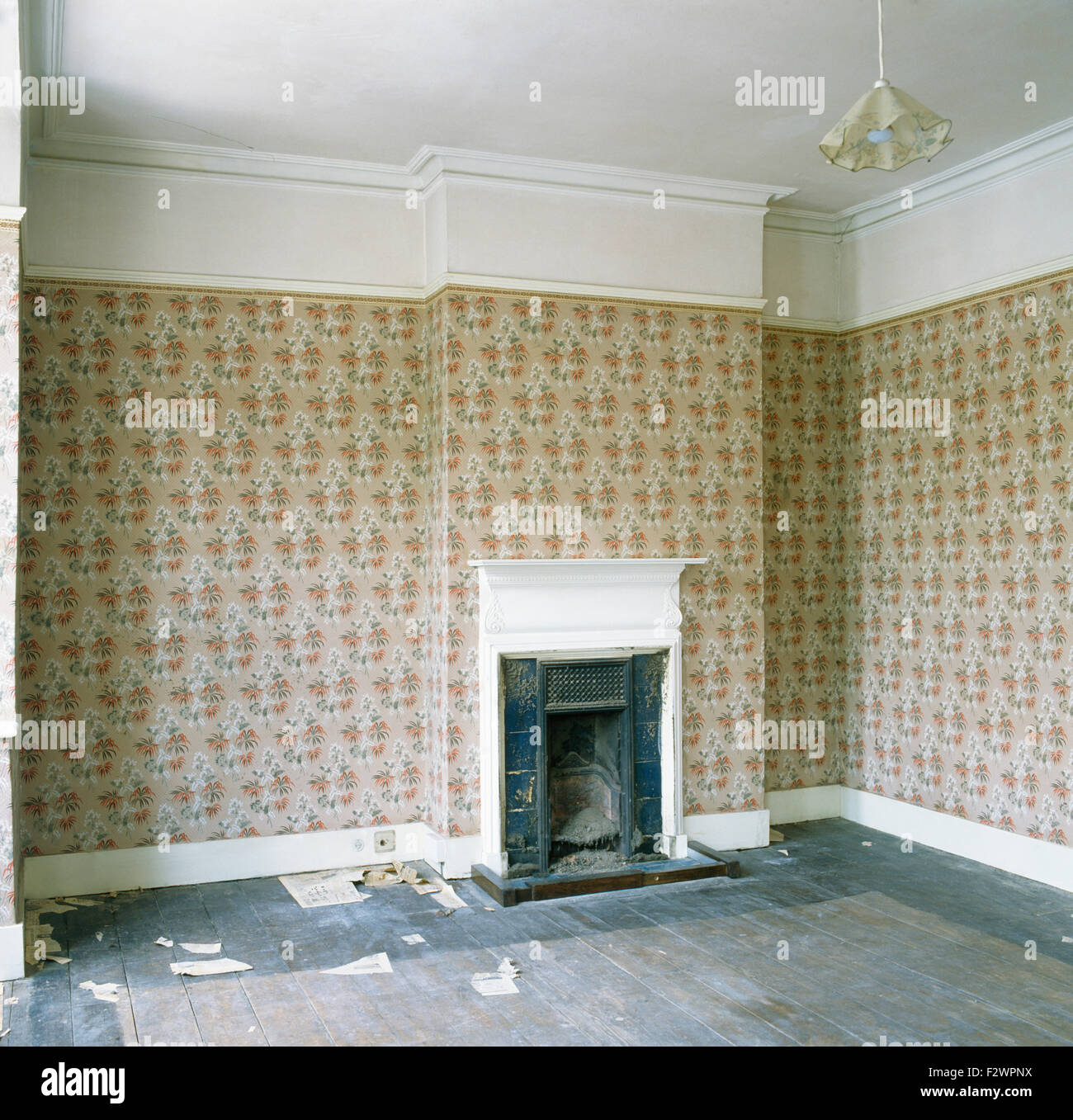 Empty room before renovation Stock Photo - Alamy