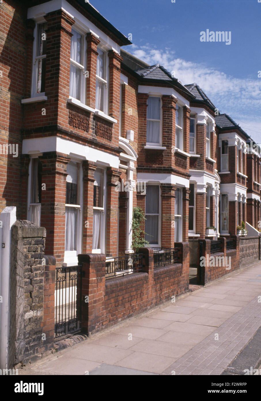 Small victorian house uk hi-res stock photography and images - Alamy