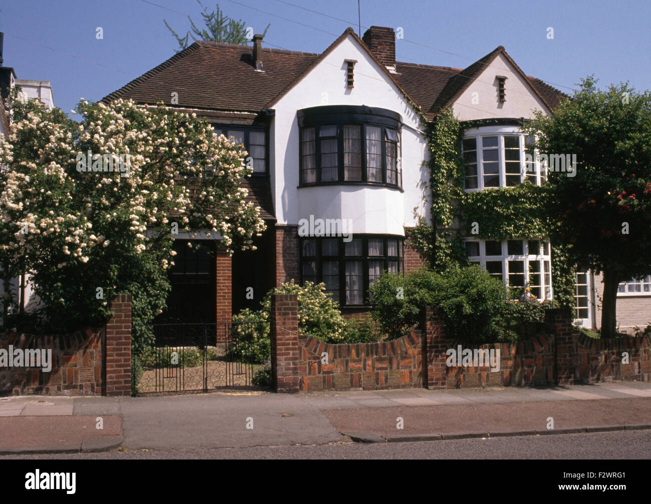 Semi detached houses england hi-res stock photography and images - Alamy
