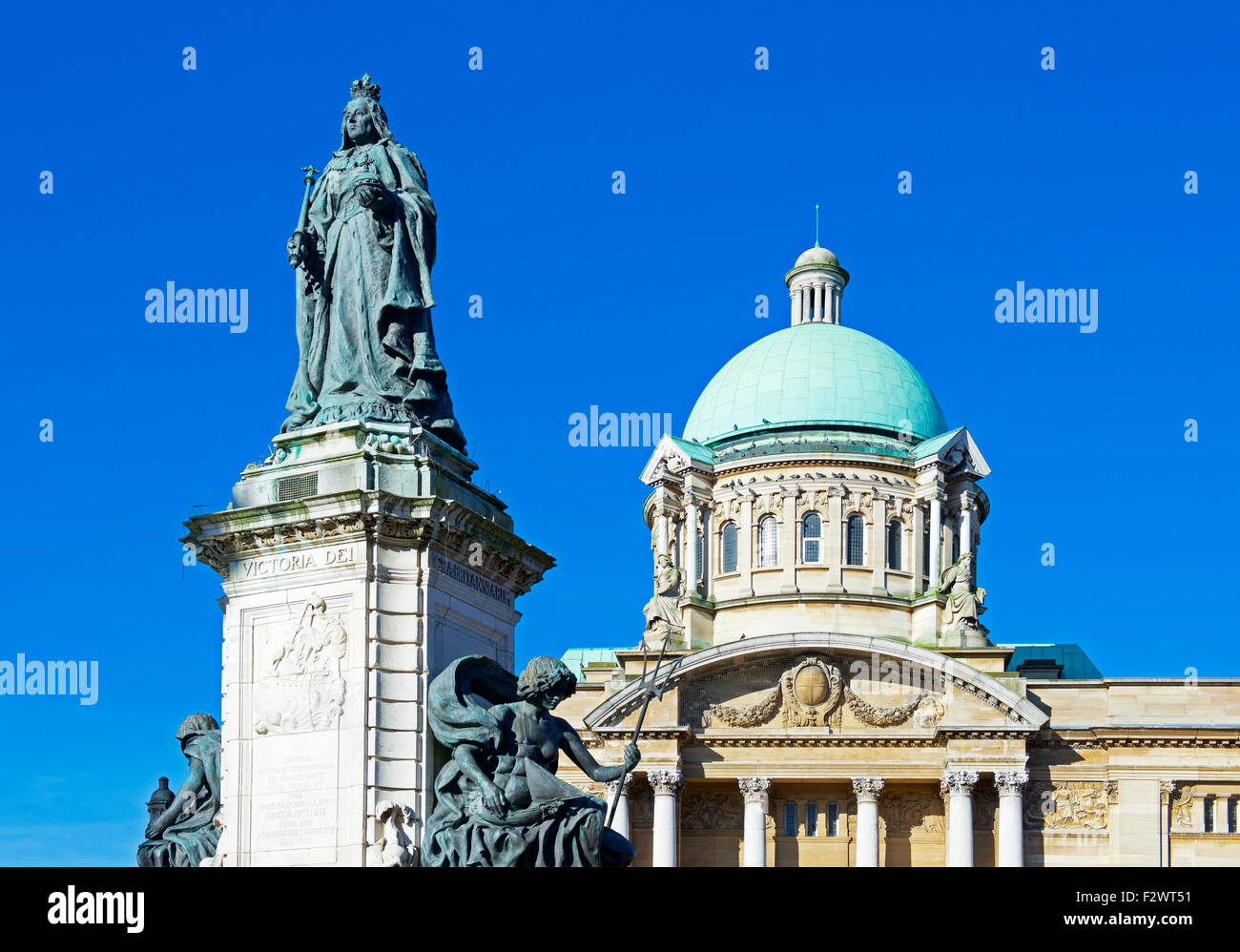 Queen victoria statue hull hi-res stock photography and images - Alamy