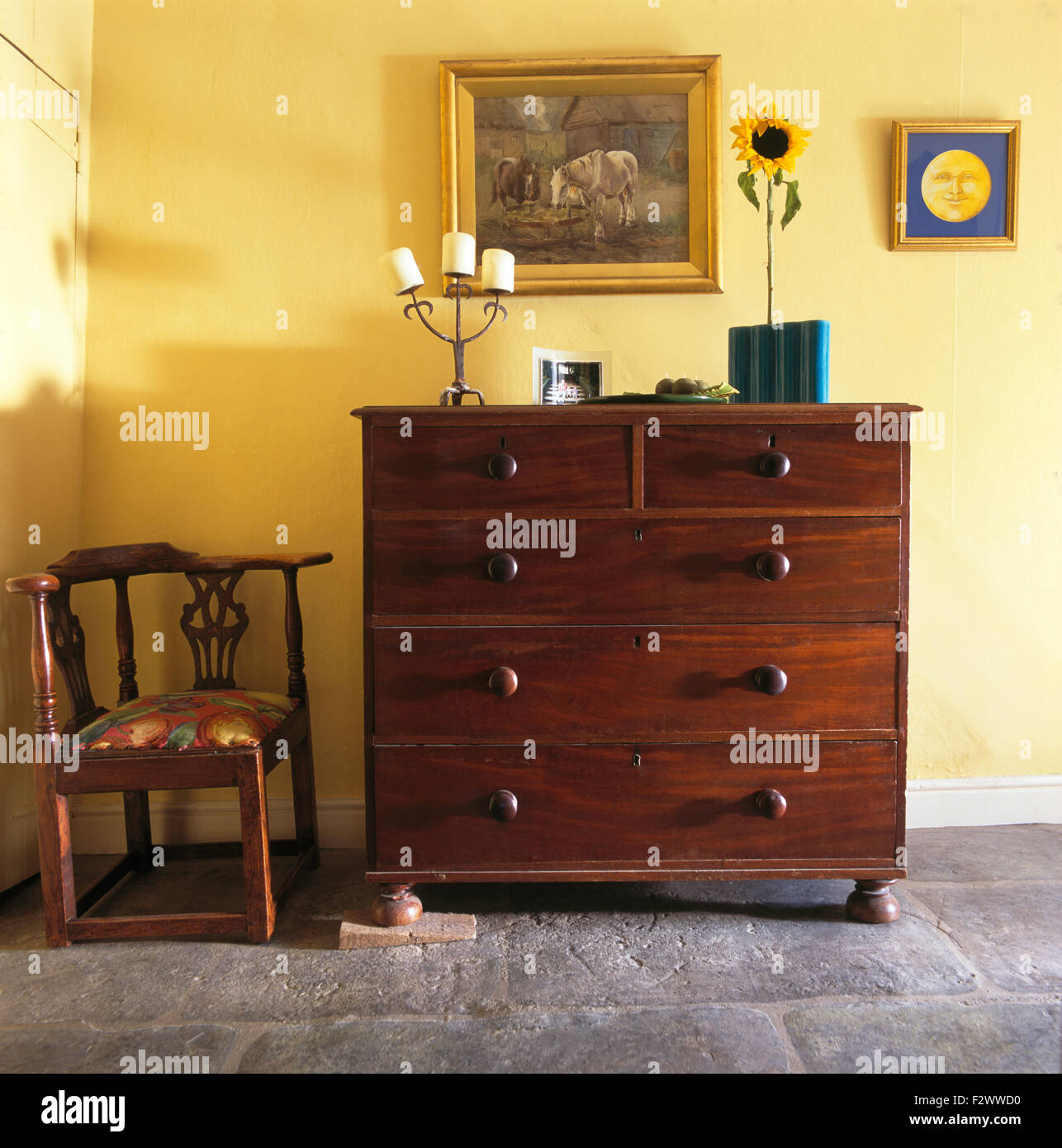 Chest drawers hi-res stock photography and images - Alamy