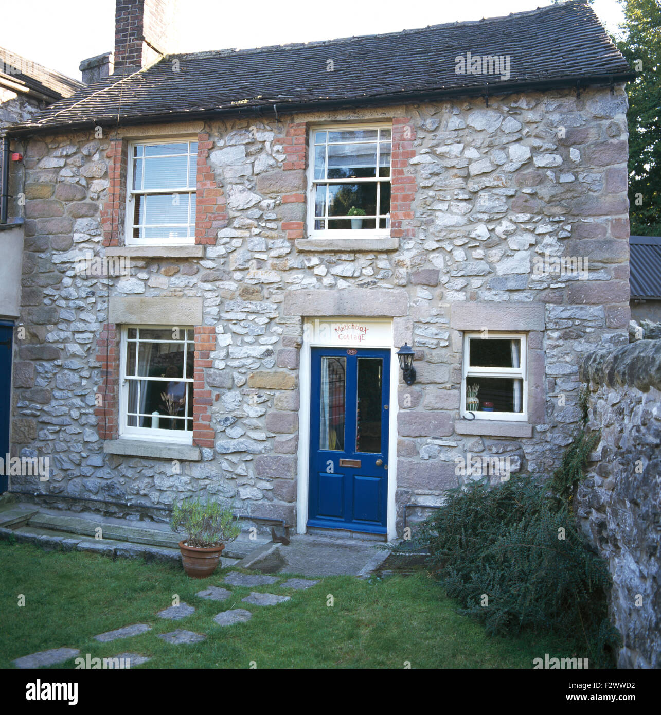 Country cottage exterior hi-res stock photography and images - Alamy