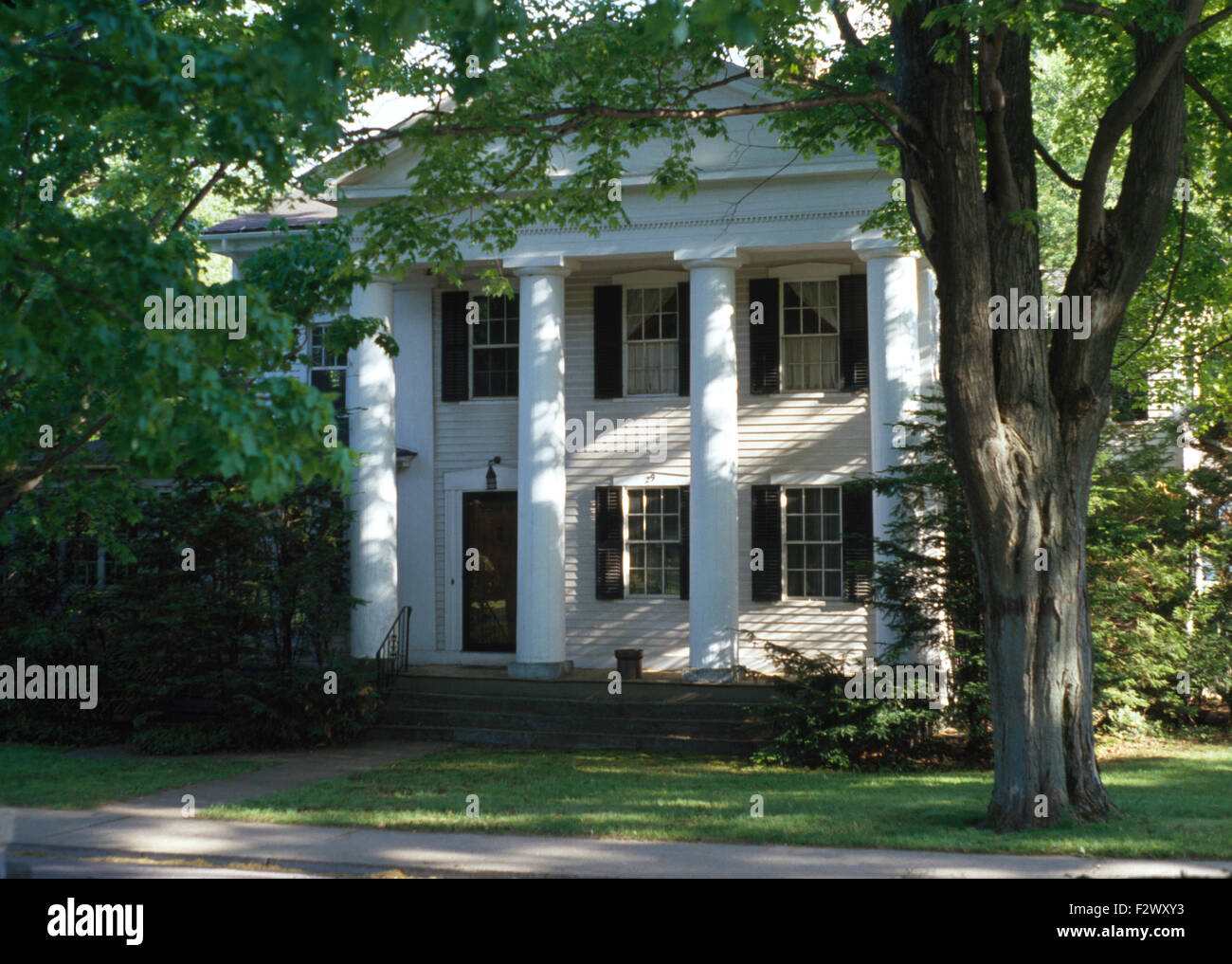 White colonial hi-res stock photography and images - Alamy