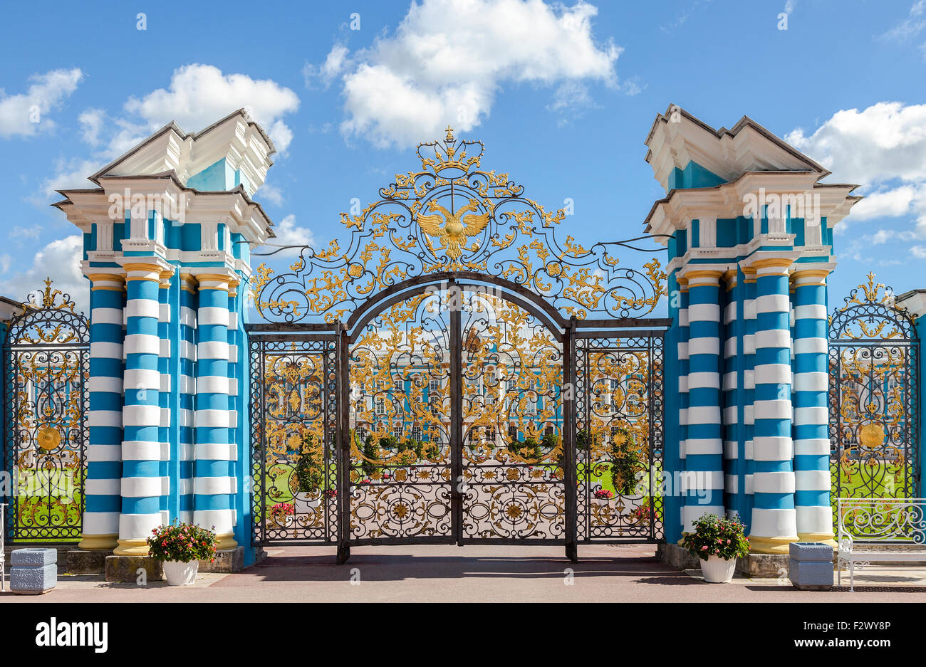 Entrance gate catherine palace pushkin hi-res stock photography and ...