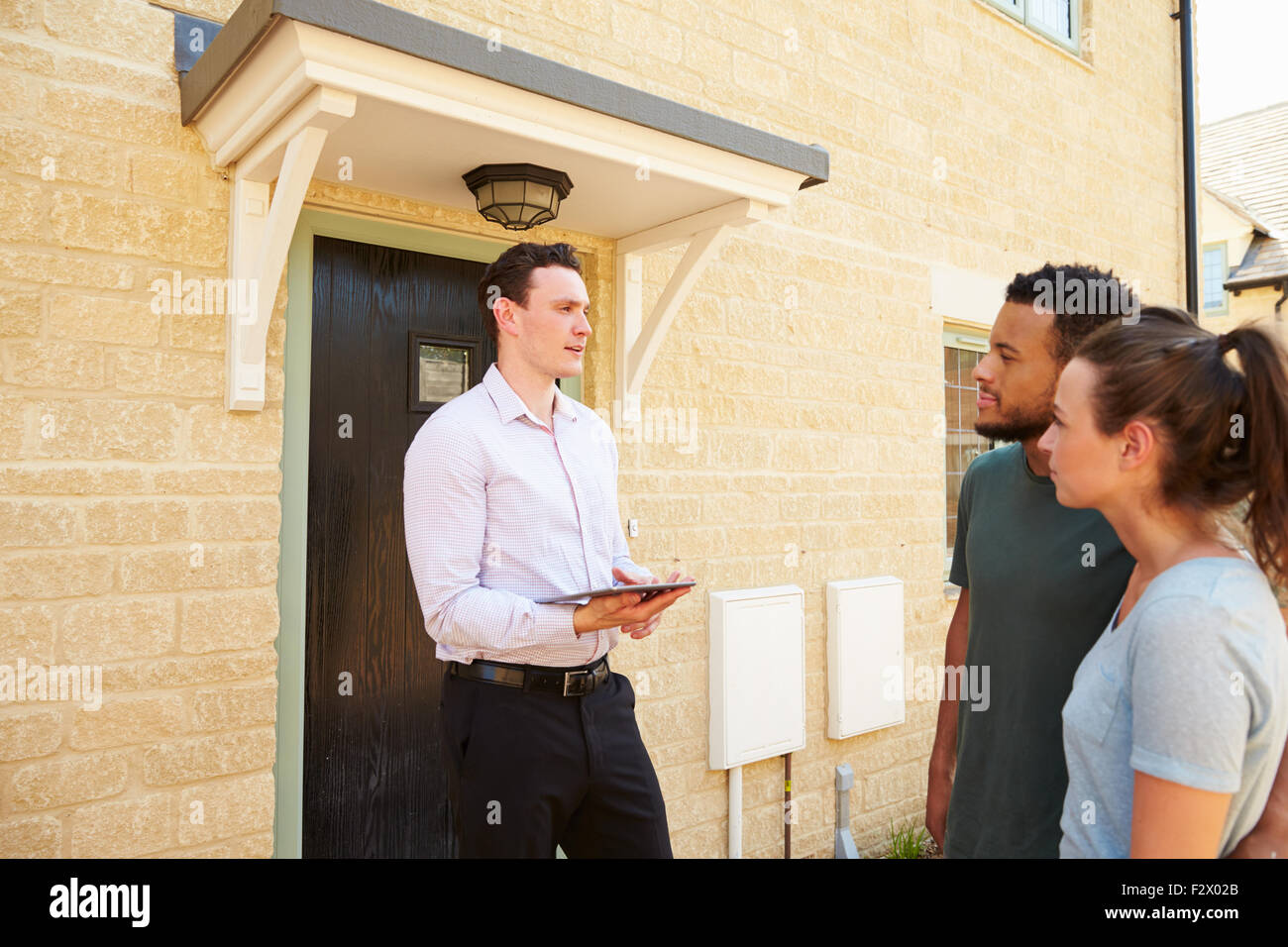 Group house viewing hi-res stock photography and images - Alamy
