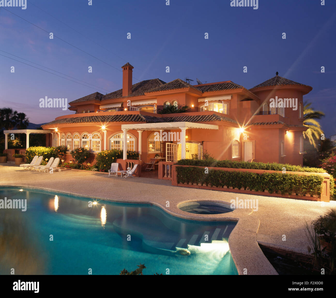 Modern villa night hi-res stock photography and images - Alamy