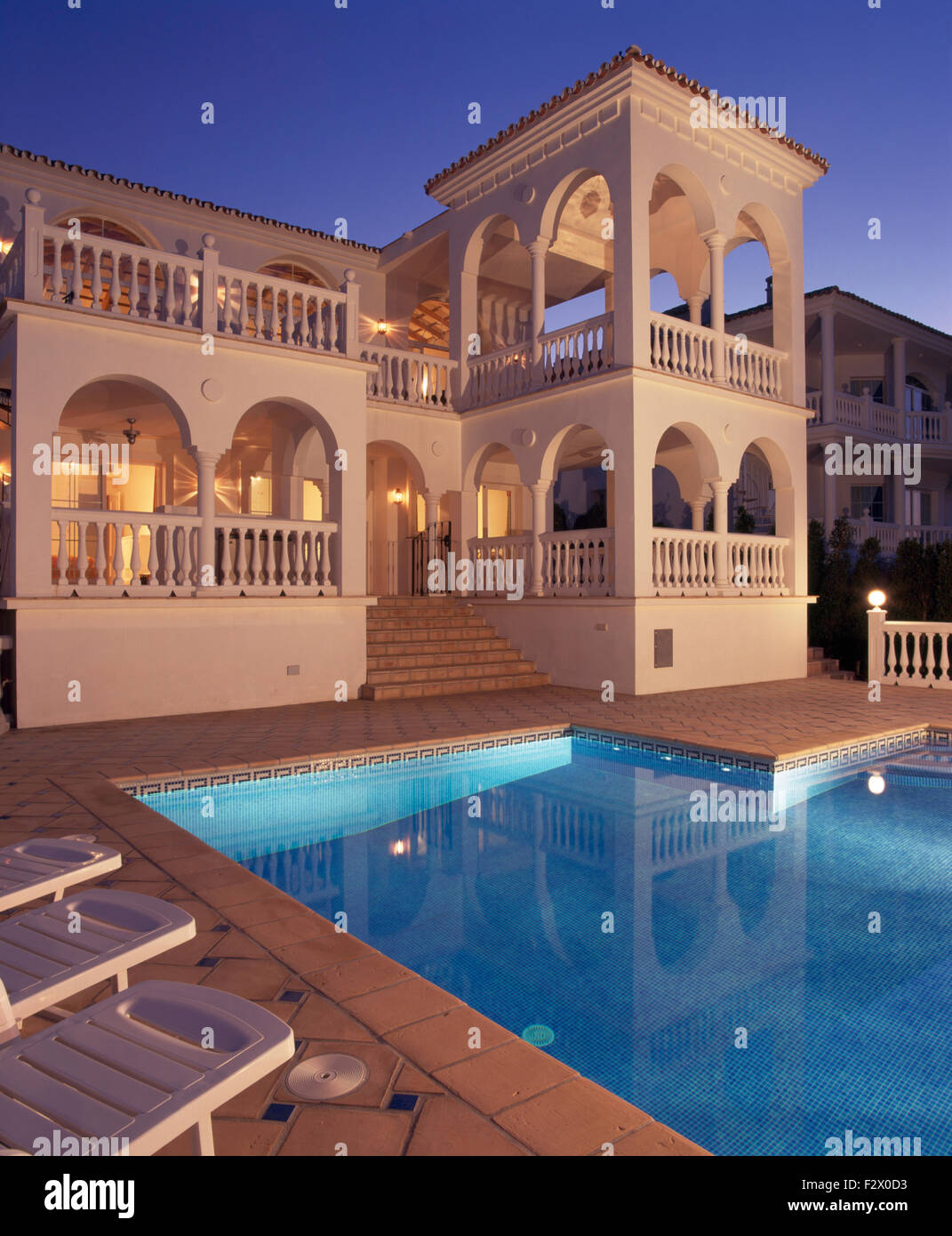 Modern villa night hi-res stock photography and images - Alamy