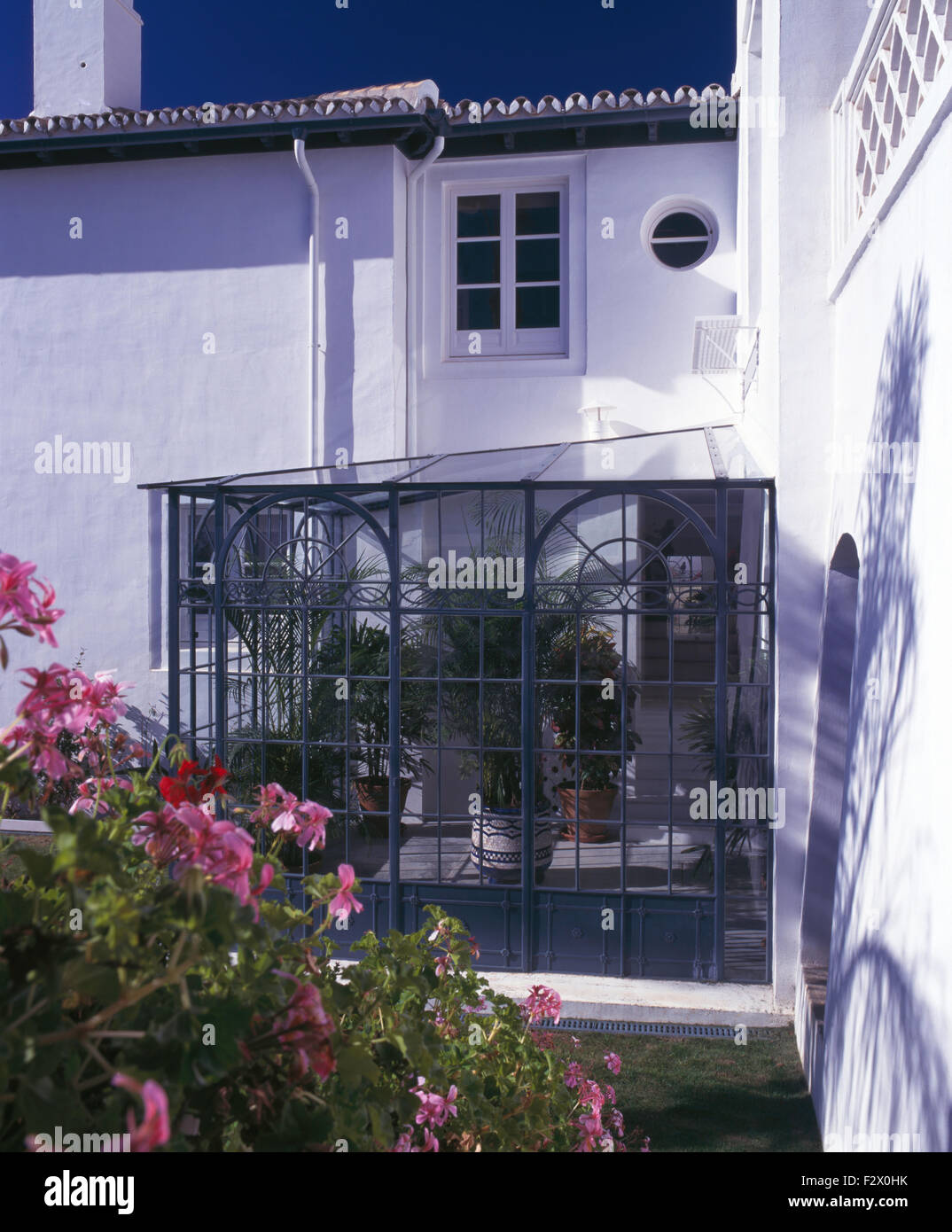 Modern conservatory hi-res stock photography and images - Alamy