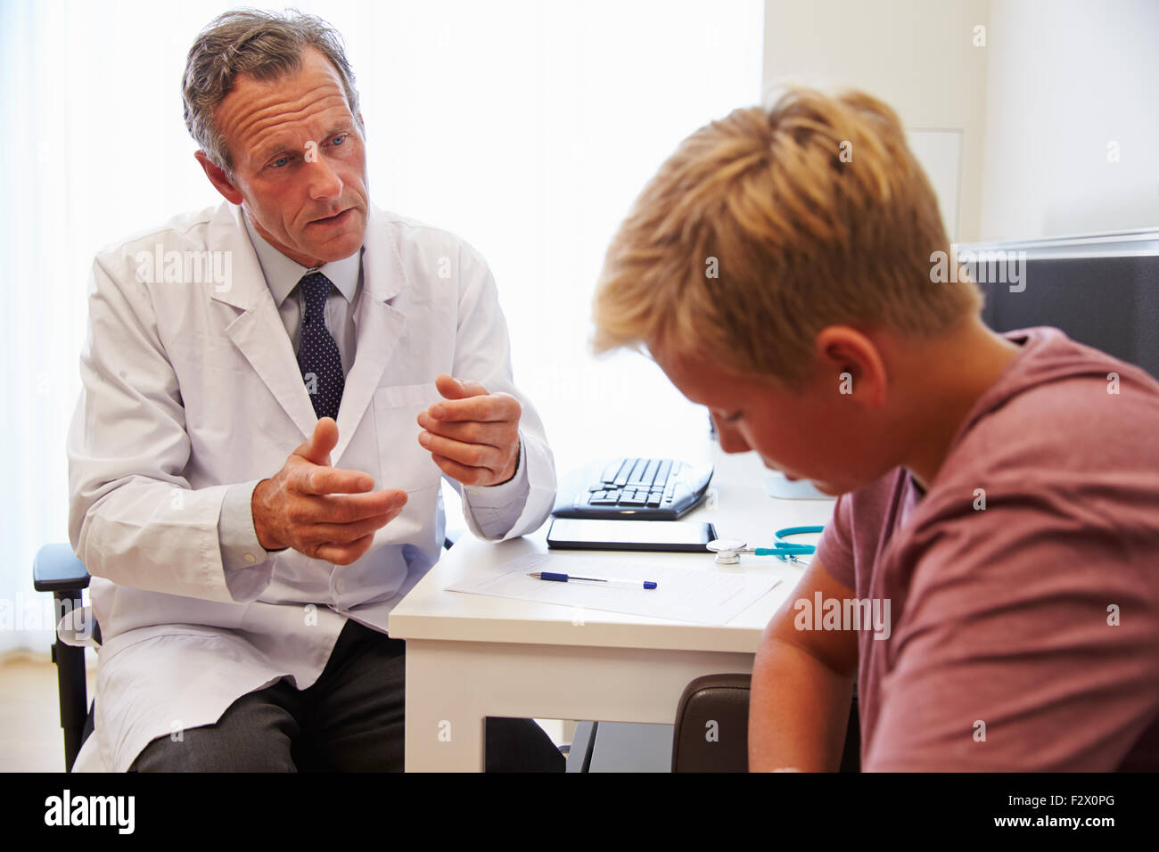Consultation doctor teenage boy hi-res stock photography and images - Alamy