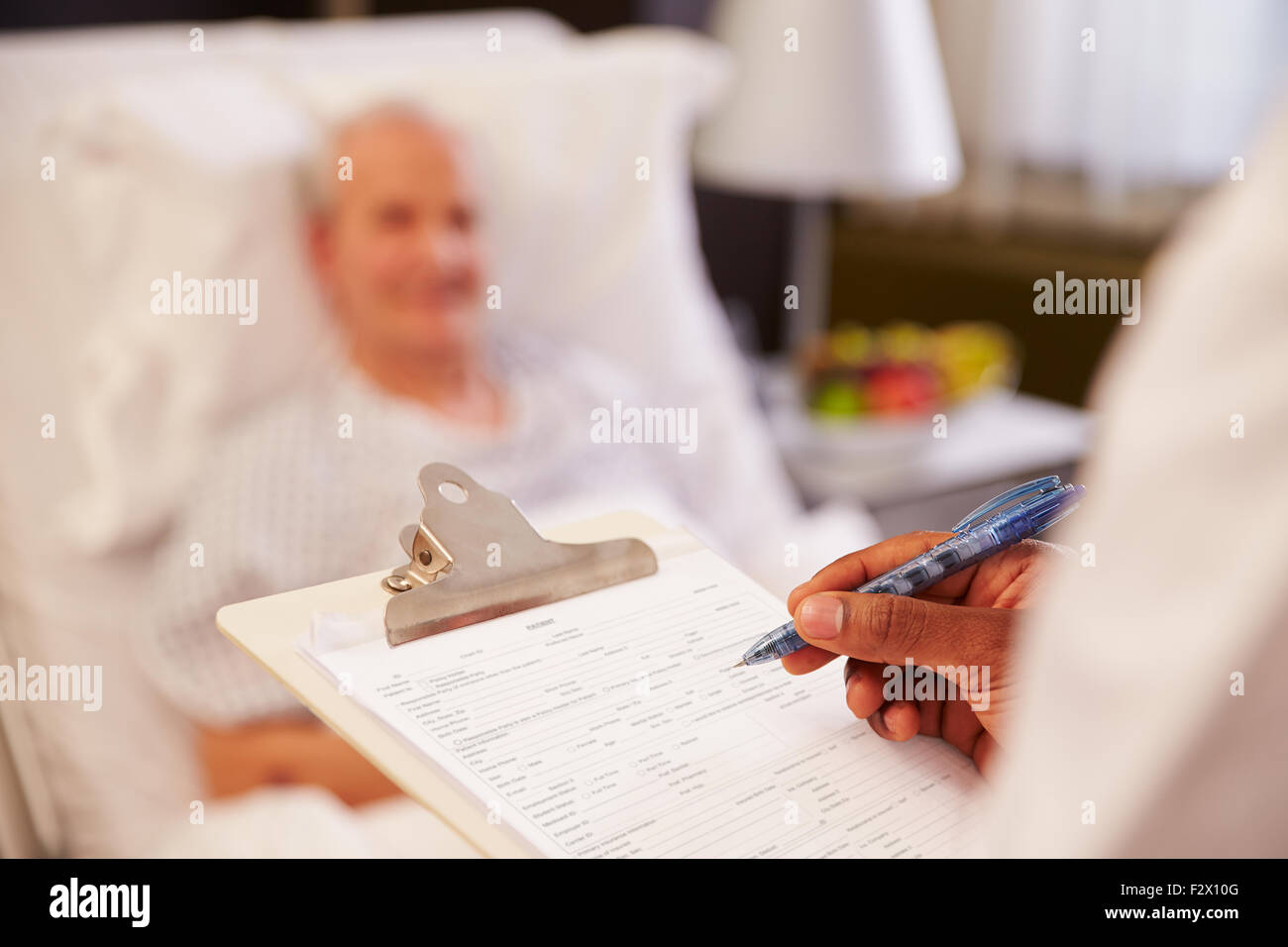Chart on patient's bed hi-res stock photography and images - Alamy
