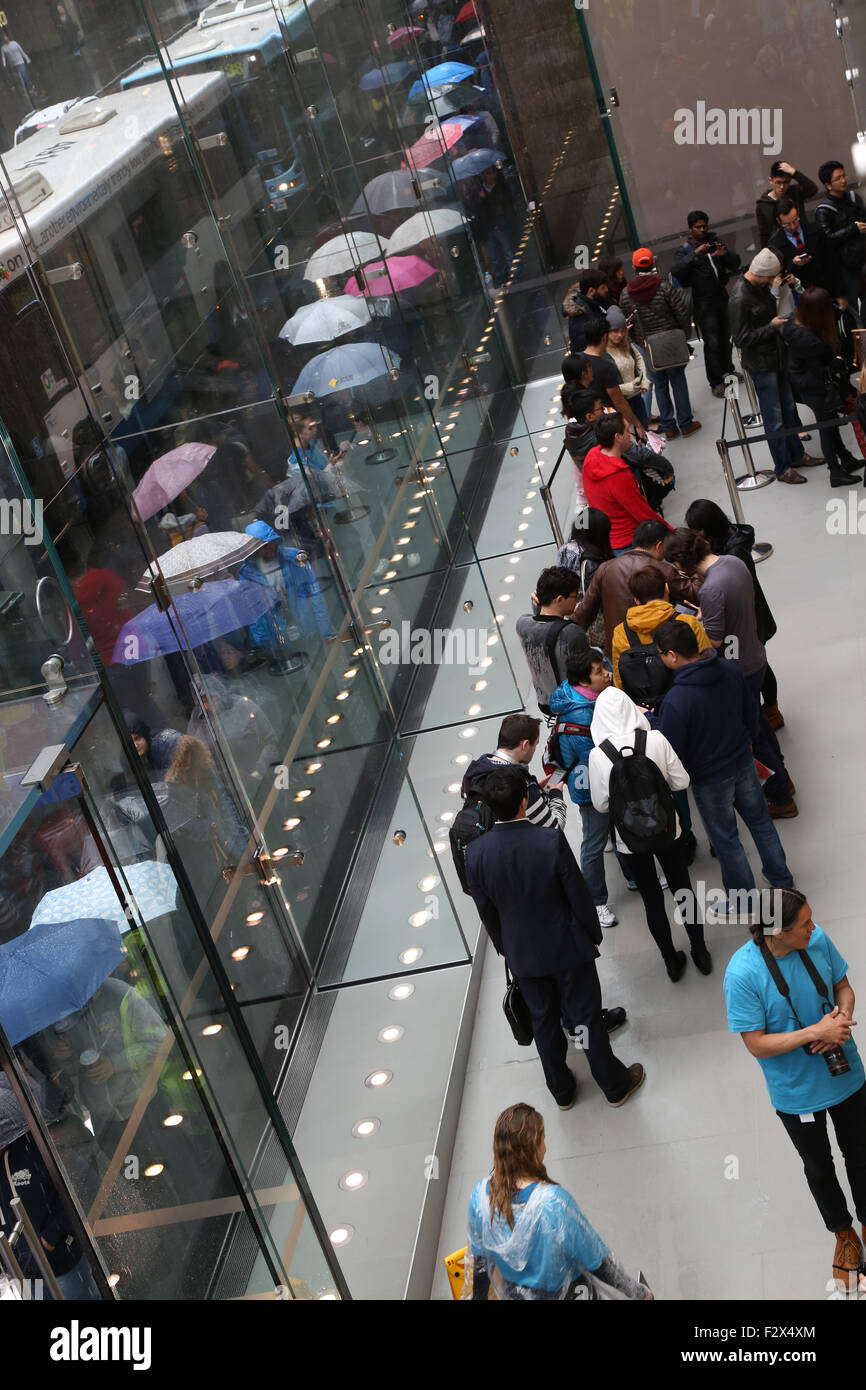 Sydney, Australia. 25 September 2015. Pictured: People queue outside ...