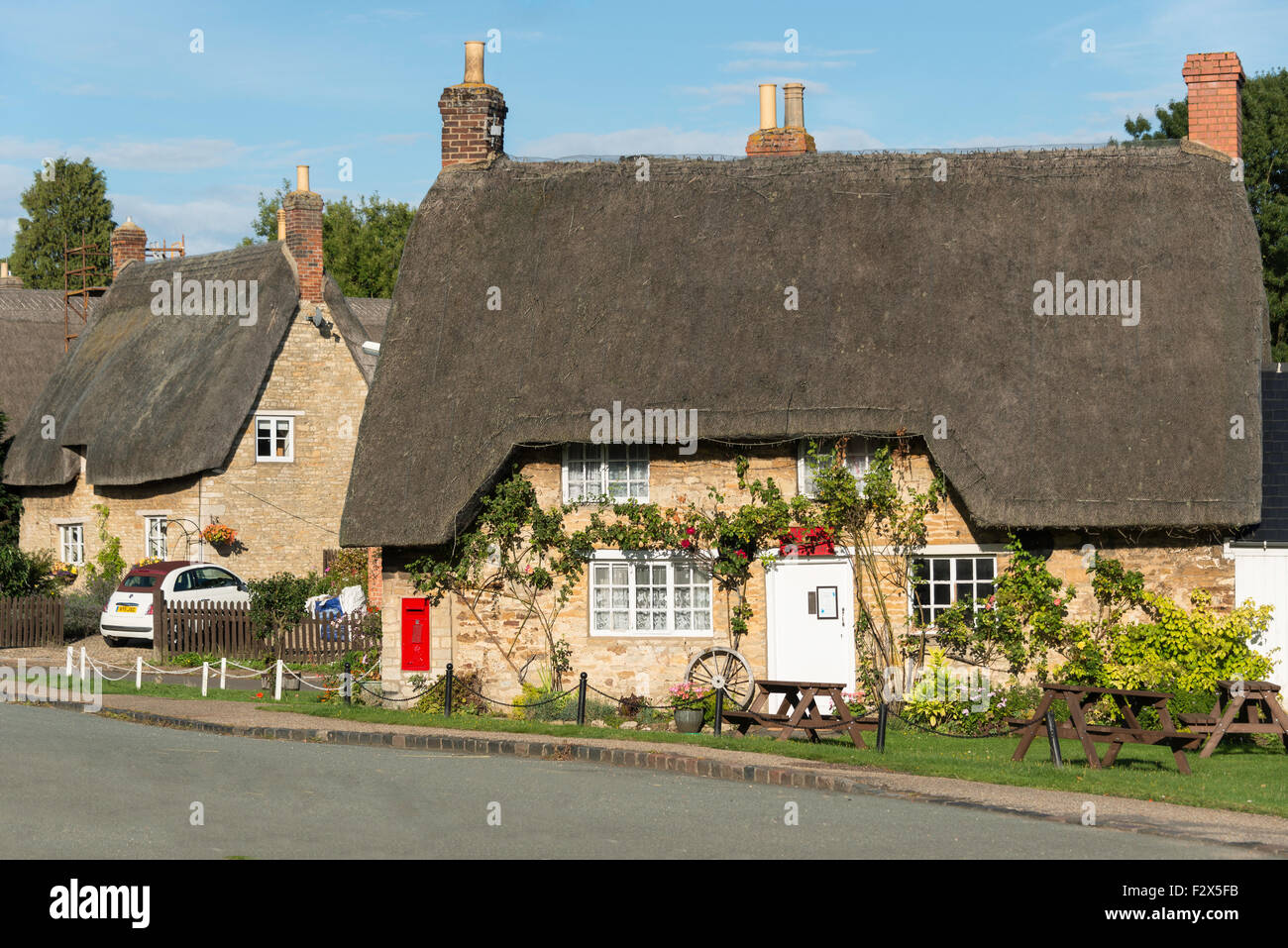 Thatched cottages in village of Weekley, Northamptonshire, England ...