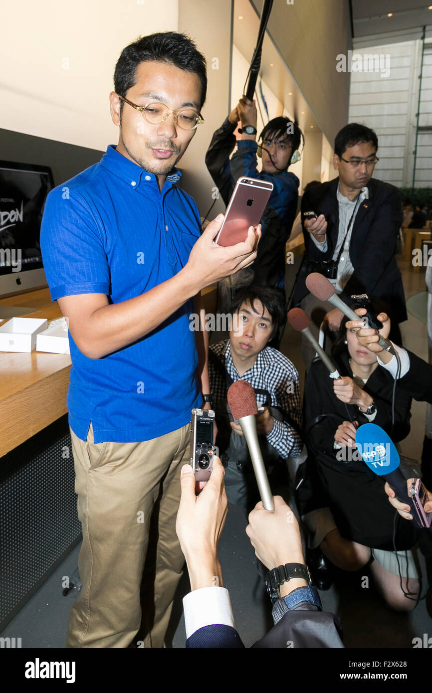 Tokyo, Japan. 25th September, 2015. The first customer Hiroyuki Aoki (38) shows his new iPhone ...