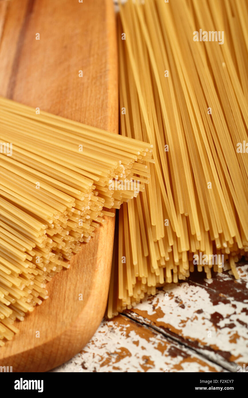 Pasta spaghetti table wooden plank hi-res stock photography and images ...