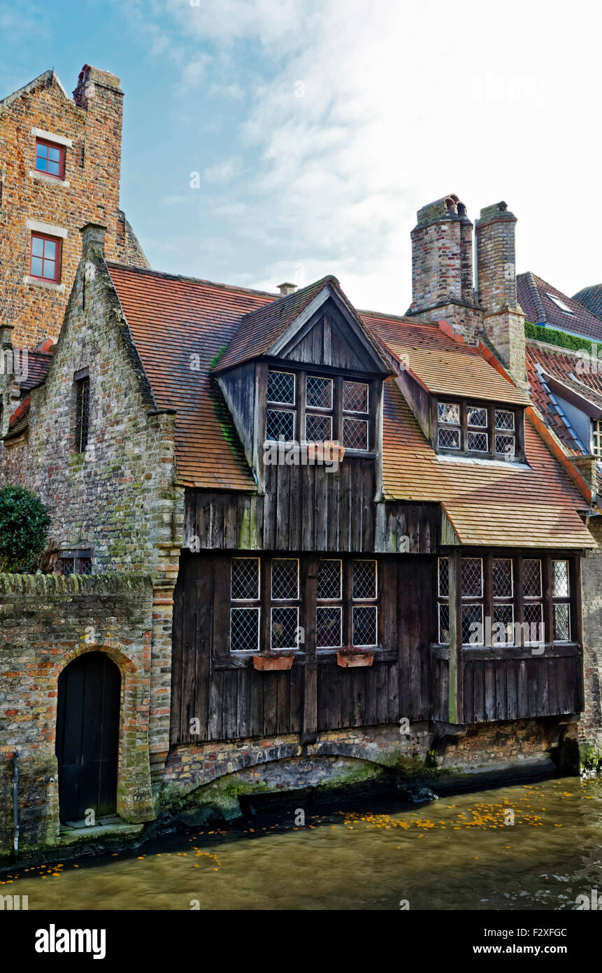 Canal side houses hi-res stock photography and images - Alamy