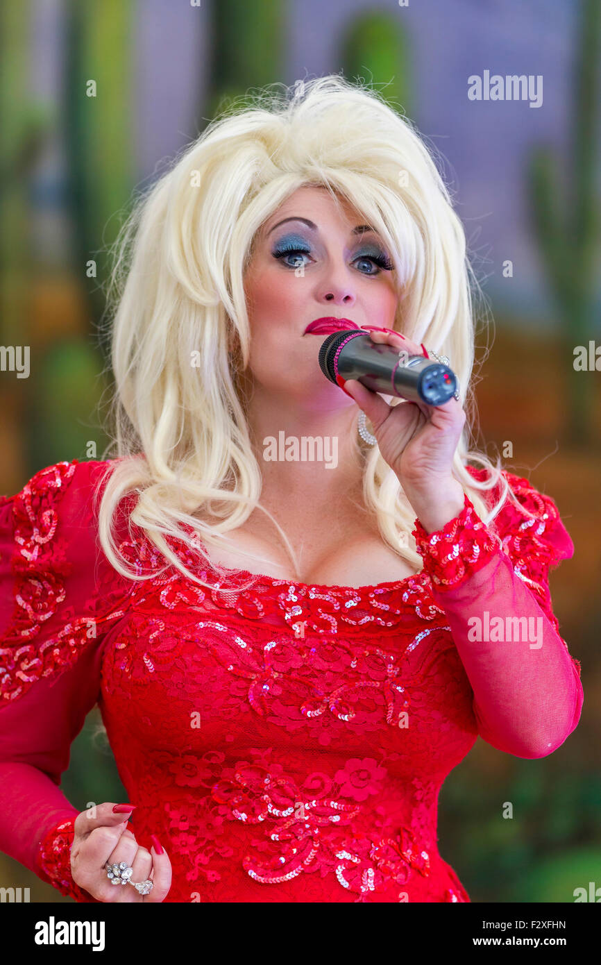 Kelly O'Brien is country legend Dolly Parton. Tribute act Stock Photo ...