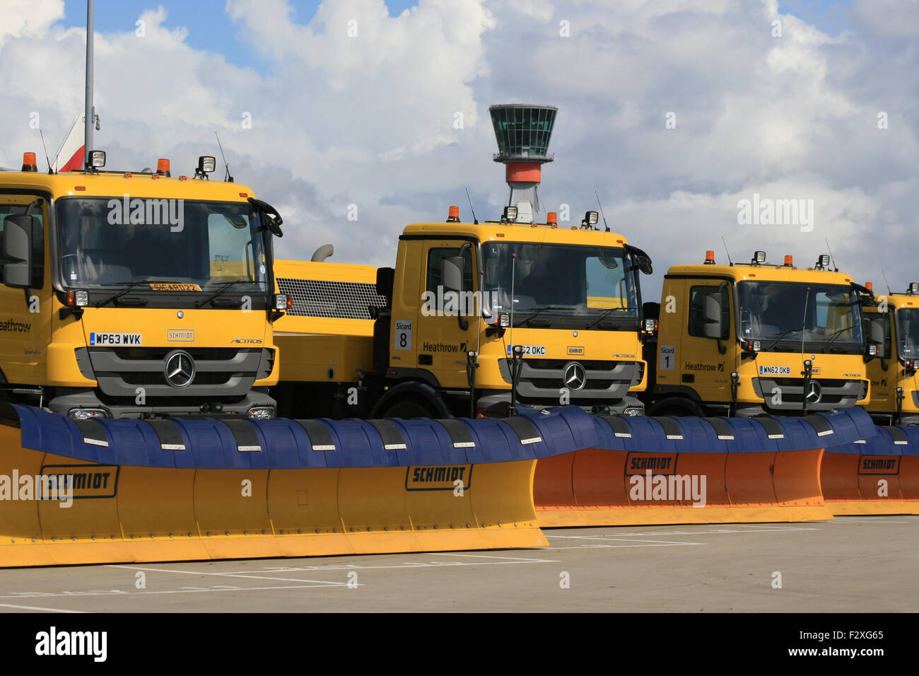 Airport heathrow snow hi-res stock photography and images - Alamy