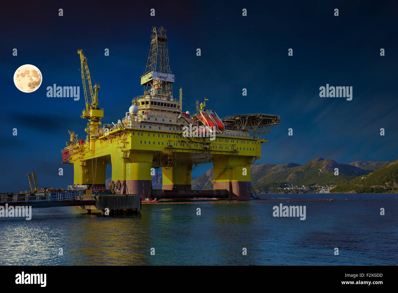 Drilling rig night hi-res stock photography and images - Alamy
