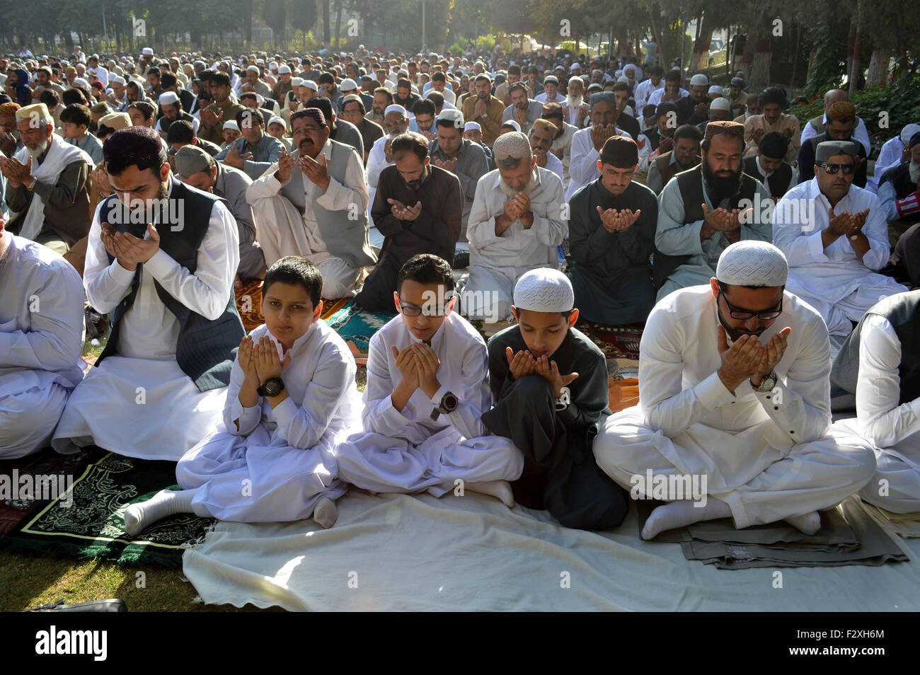 Quetta. 25th Sep, 2015. Pakistani Muslims officer special prayer to ...