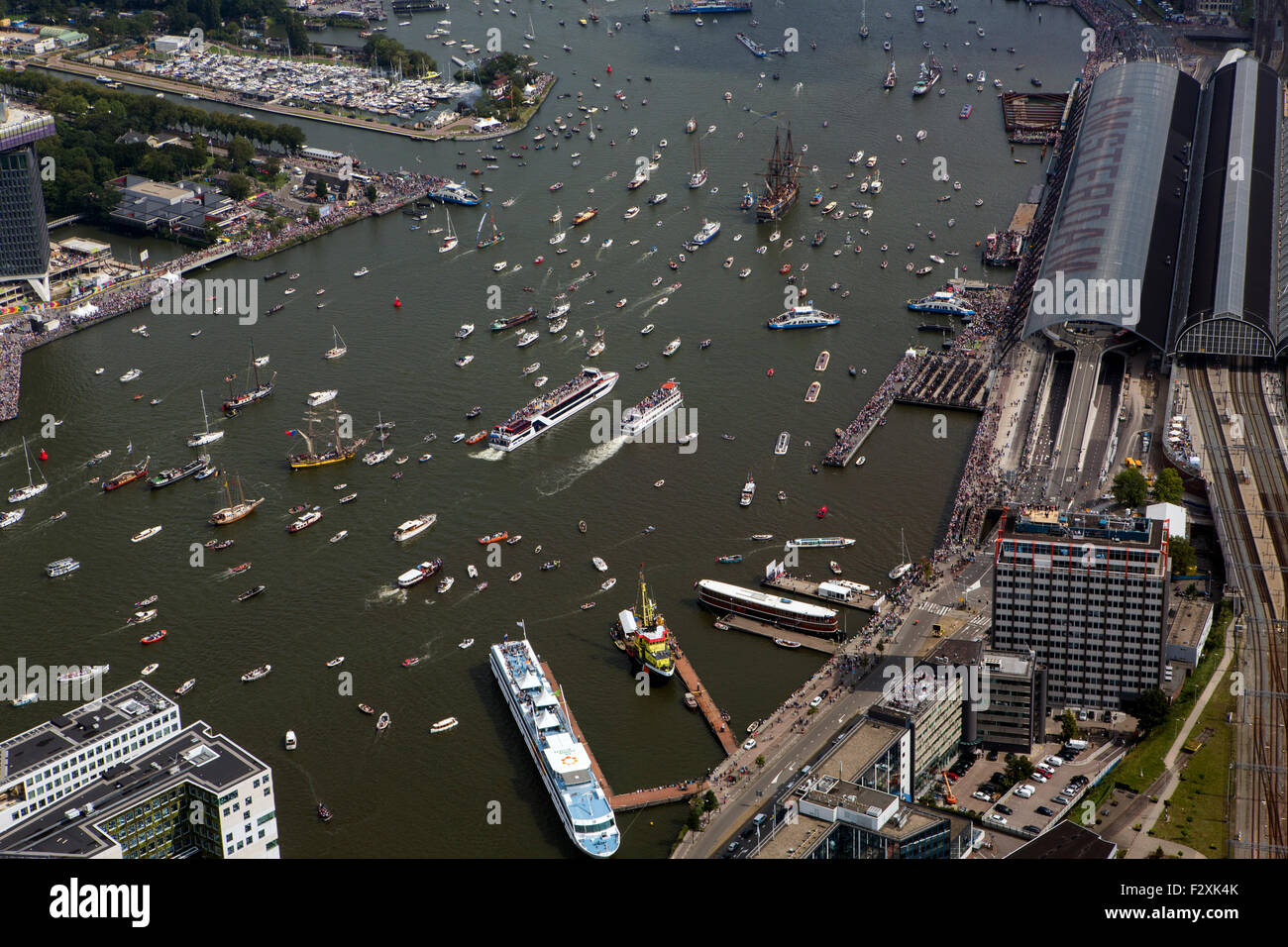 intocht Sail 2015, het Ij in Amsterdam Stock Photo - Alamy