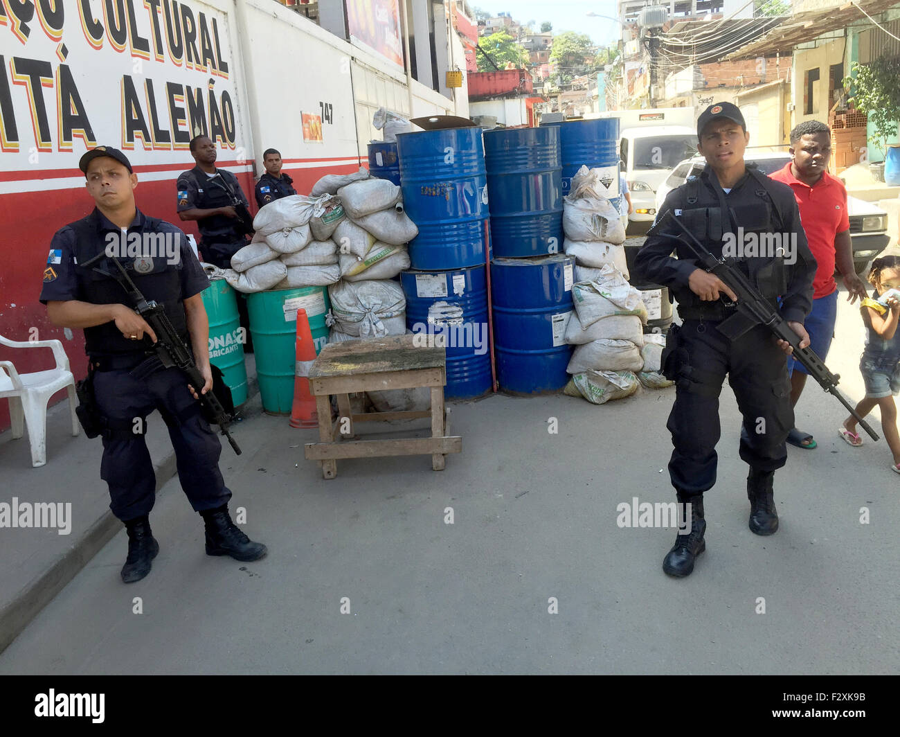 Shooting gangs hi-res stock photography and images - Alamy
