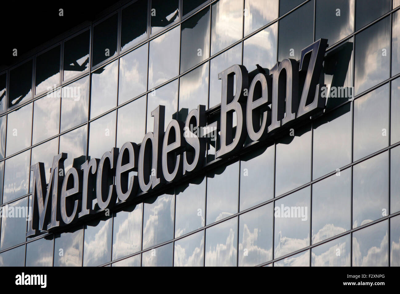 Mercedes auto logo hi-res stock photography and images - Alamy