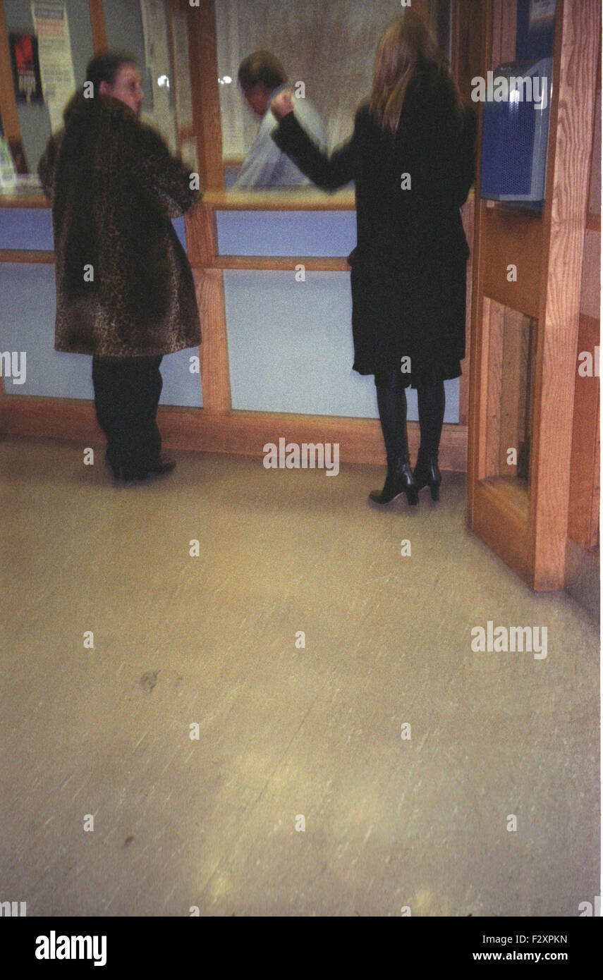 Patsy Kensit arm in Sling at Marylebone Police Station (credit image ...