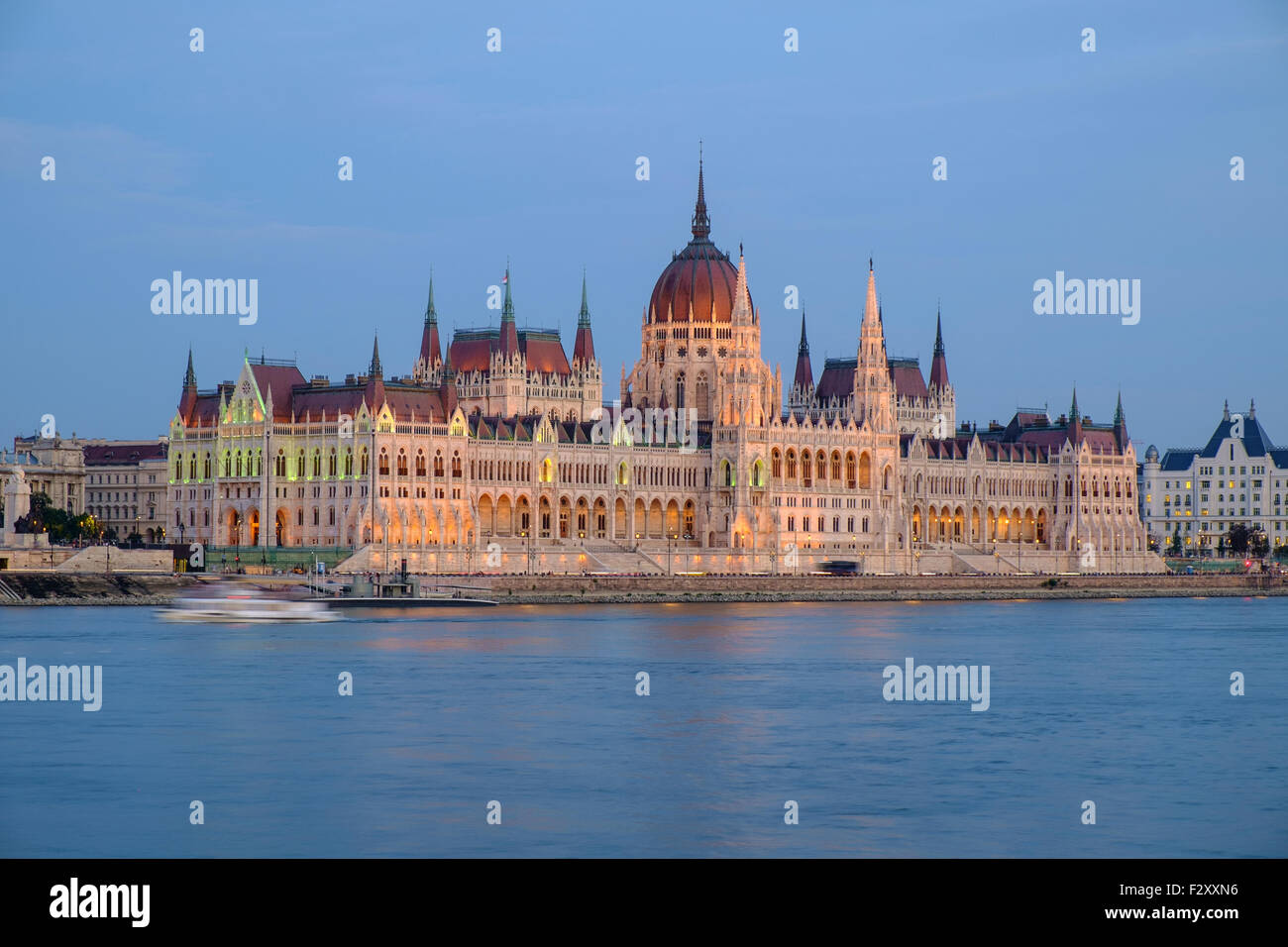 Night panorama parliament building hi-res stock photography and images ...