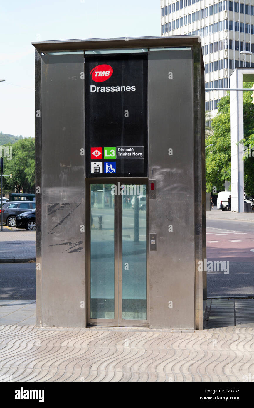 Barcelona Metro entrance Stock Photo - Alamy