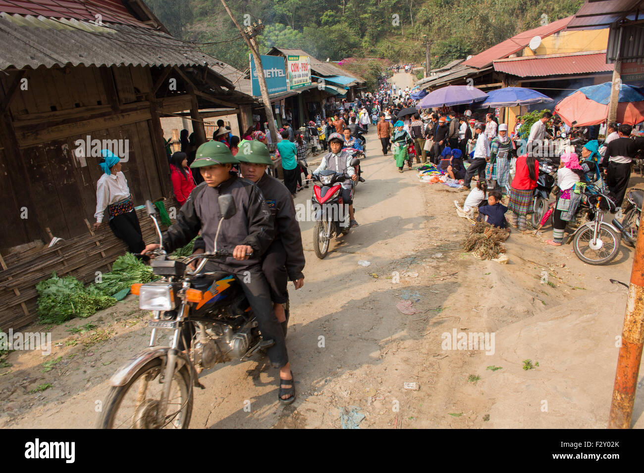 Ethnic Hmong tribe, shopping at Muong Hum market, Vietnam Stock Photo ...