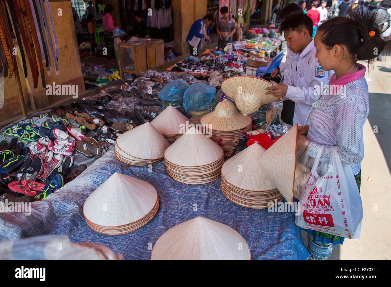 Ethnic Hmong tribe, shopping at Muong Hum market, Vietnam Stock Photo ...