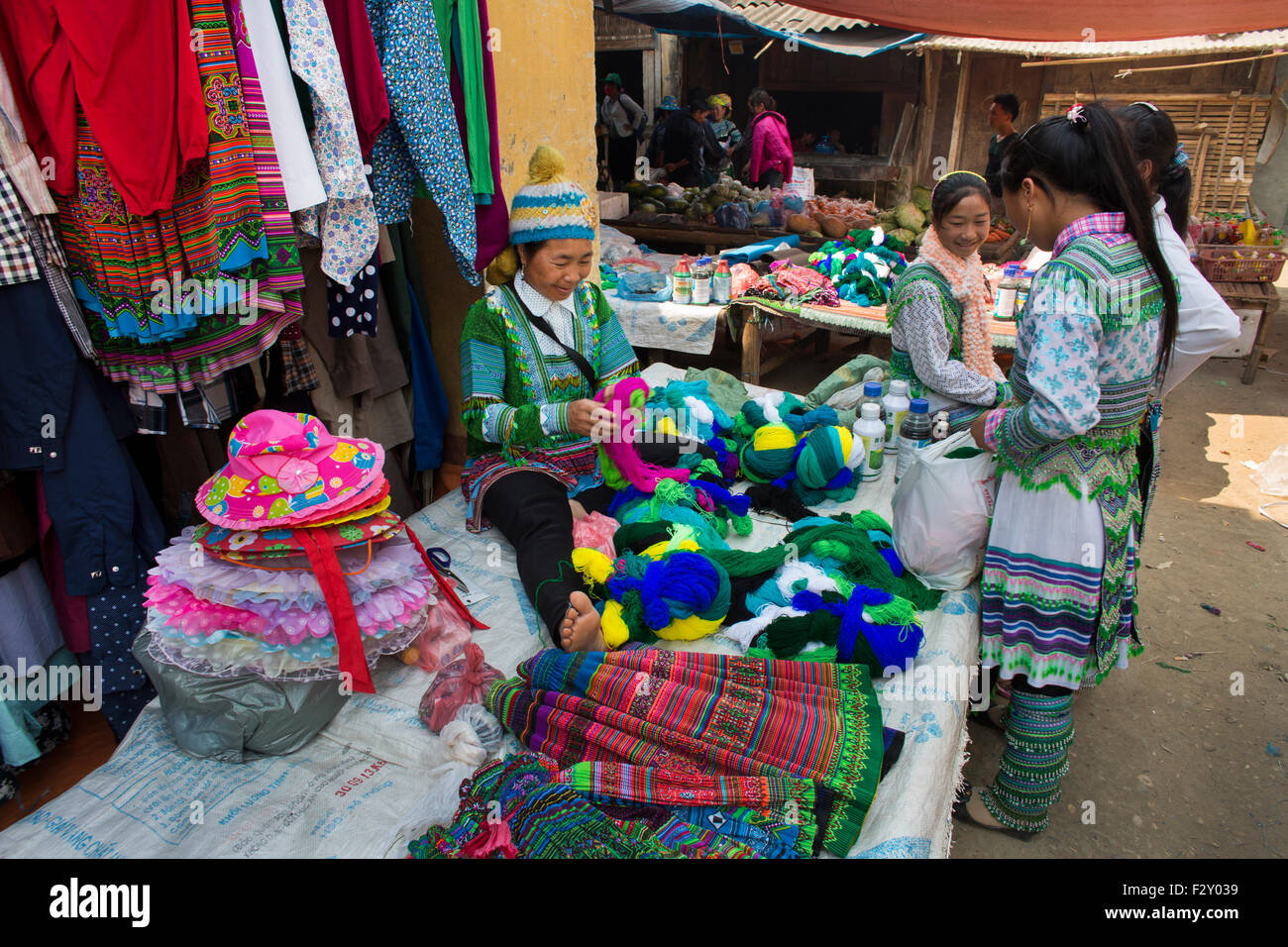Ethnic Hmong tribe, shopping at Muong Hum market, Vietnam Stock Photo ...