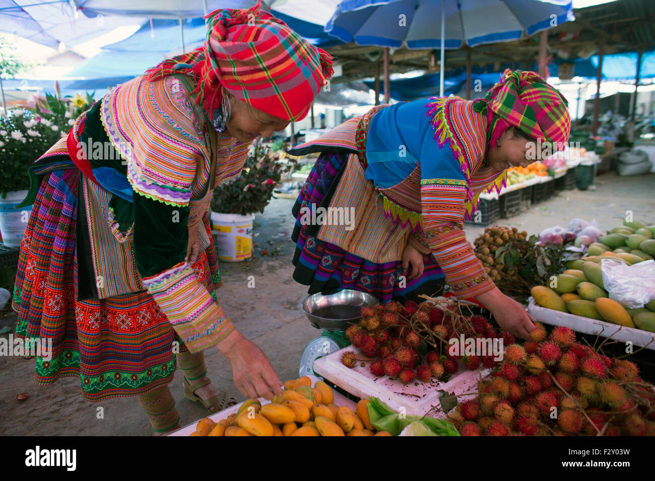 Ethnic Hmong tribe, shopping at Muong Hum market, Vietnam Stock Photo ...