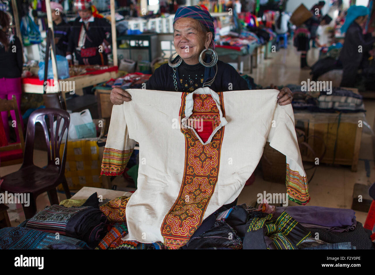 Ethnic Hmong tribe, shopping at Muong Hum market, Vietnam Stock Photo ...