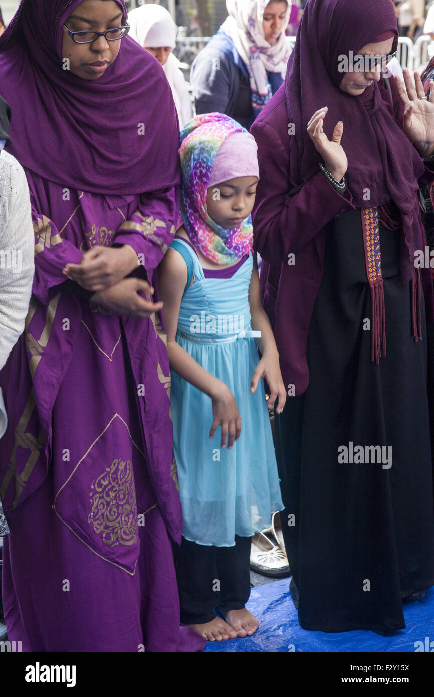Muslim girl pray hi-res stock photography and images - Alamy