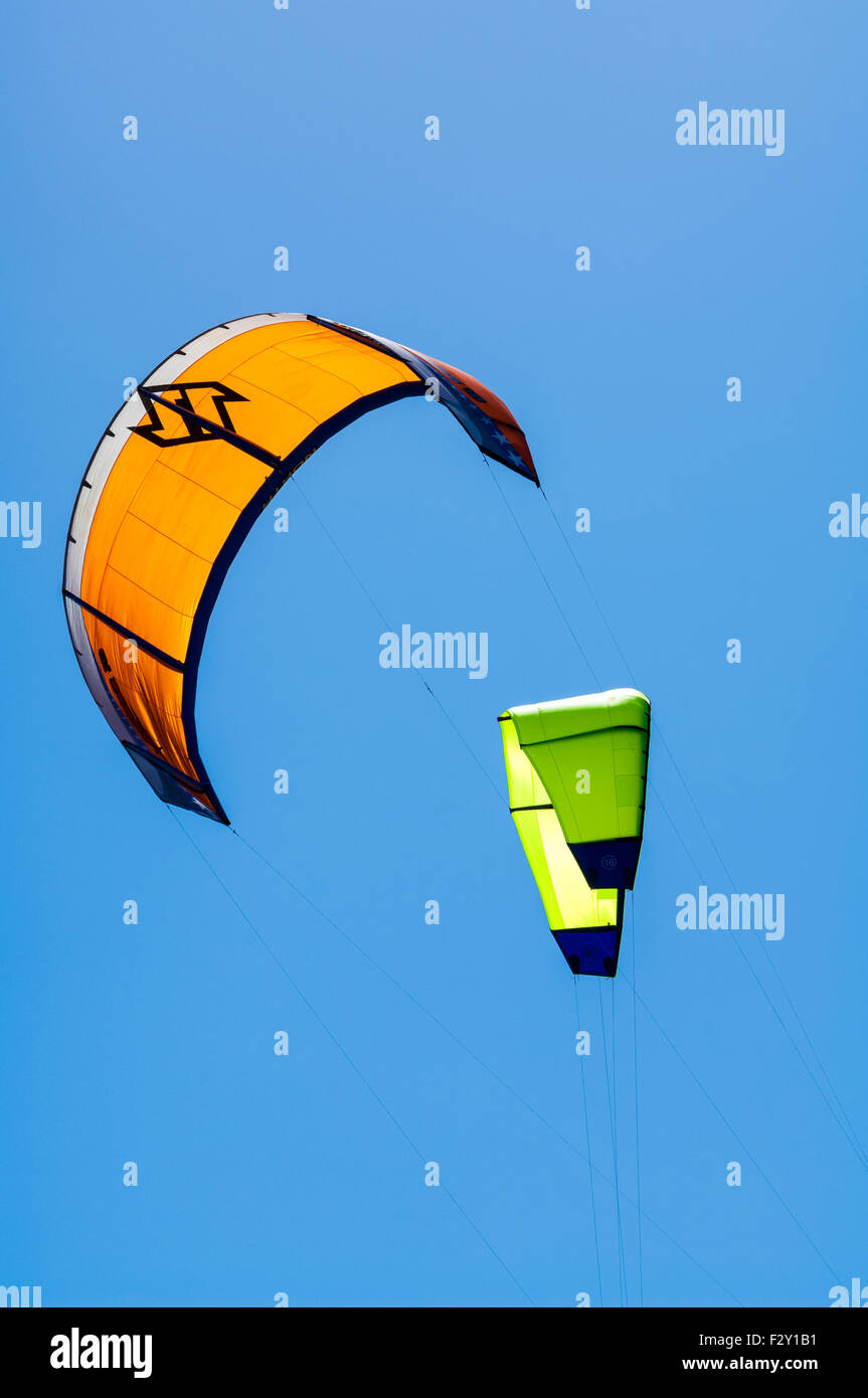 Kites blue sky hi-res stock photography and images - Alamy