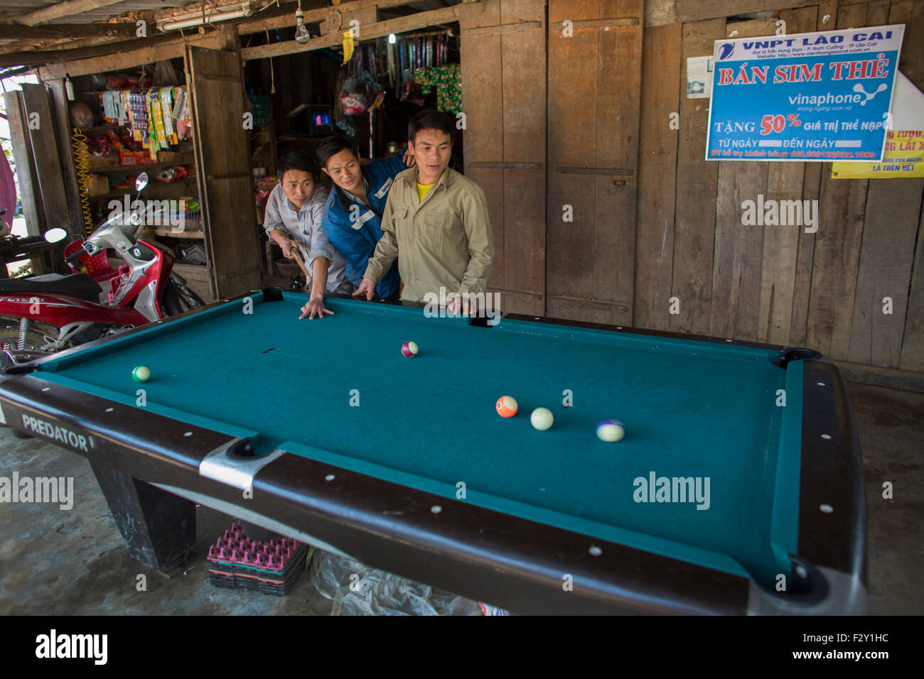 Vietnamese boys playing pool Stock Photo - Alamy