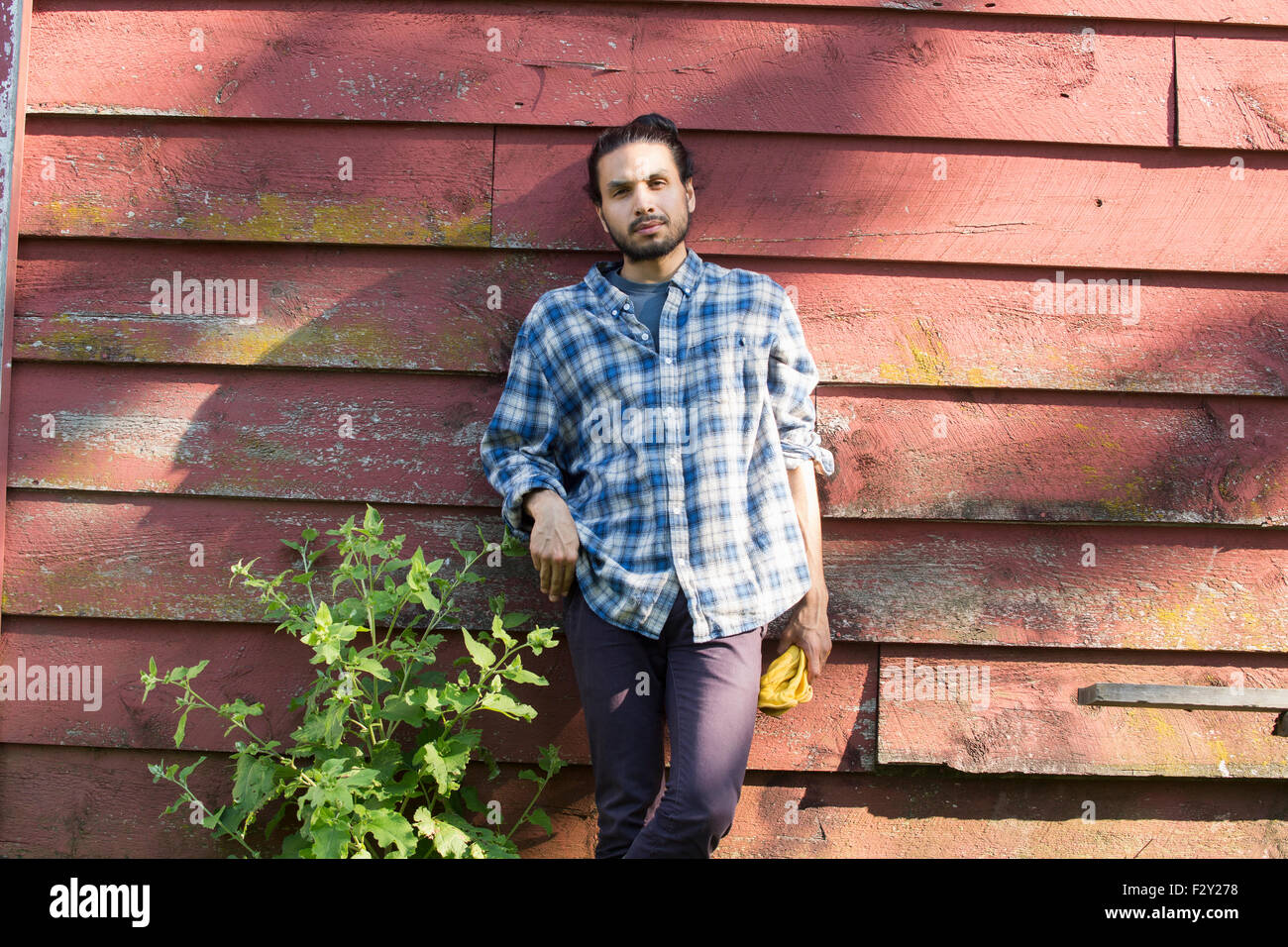 Man leaning against wall hi-res stock photography and images - Alamy
